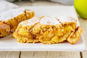 Apple and Custard Strudel - Delicious Recipes