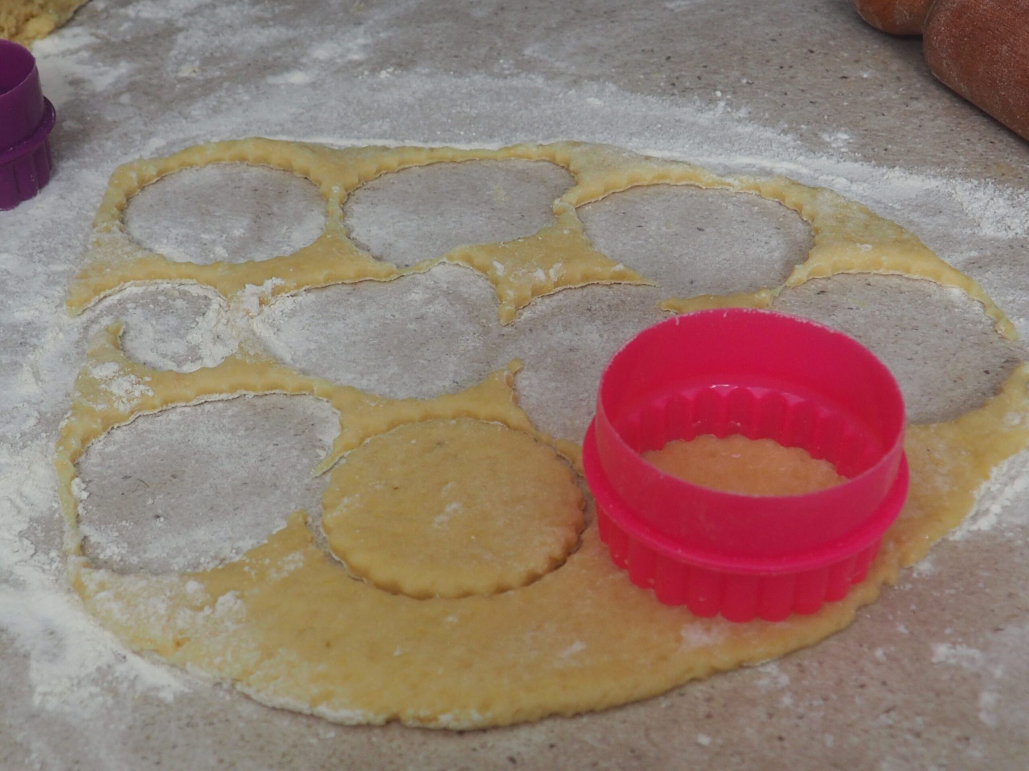 Iced Cookies with Edible Flowers - Delicious Recipes