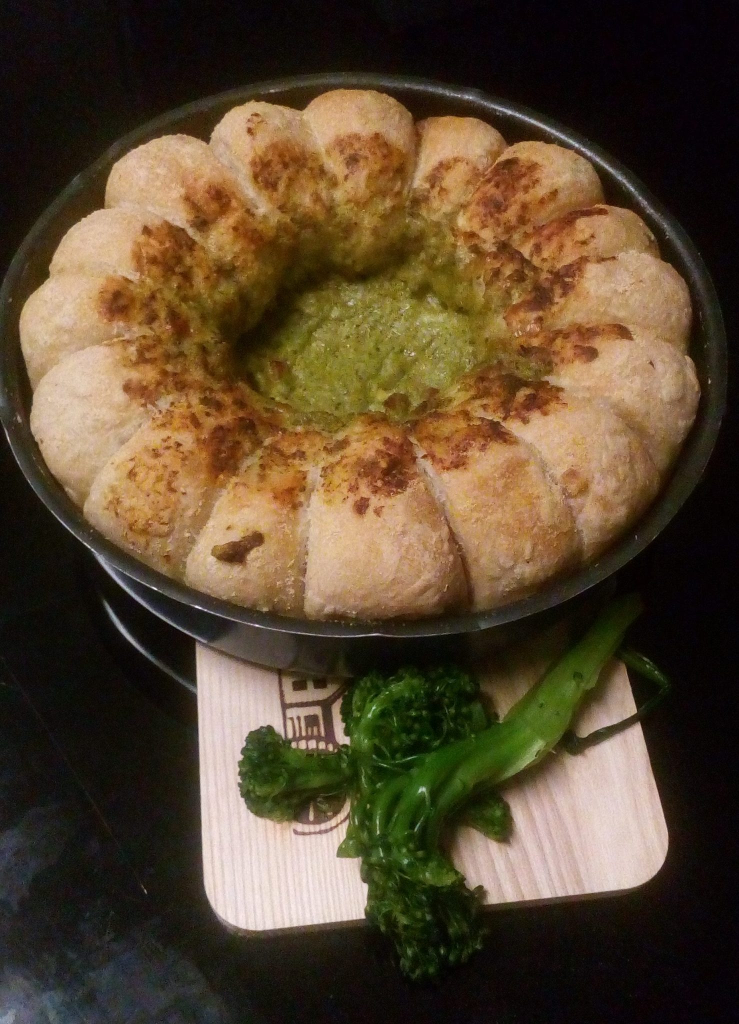 Margherita of stuffed rolls with broccoli cream - Delicious Recipes