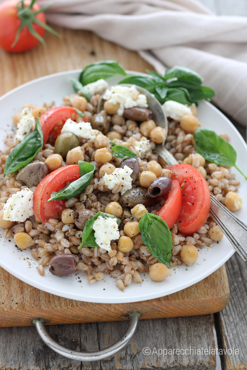 SPELT AND CHICKPEA SALAD WITH TOMATOES AND CHEESE - Delicious Recipes