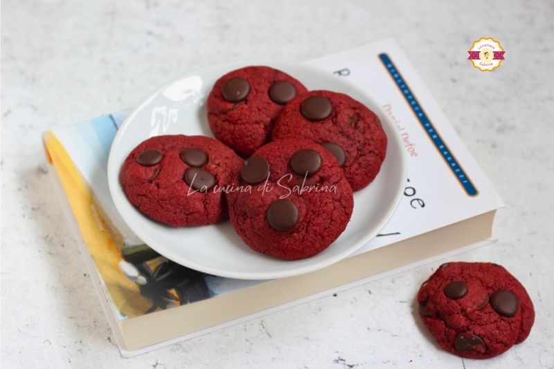 Crumbly Red Velvet Cookies - Delicious Recipes