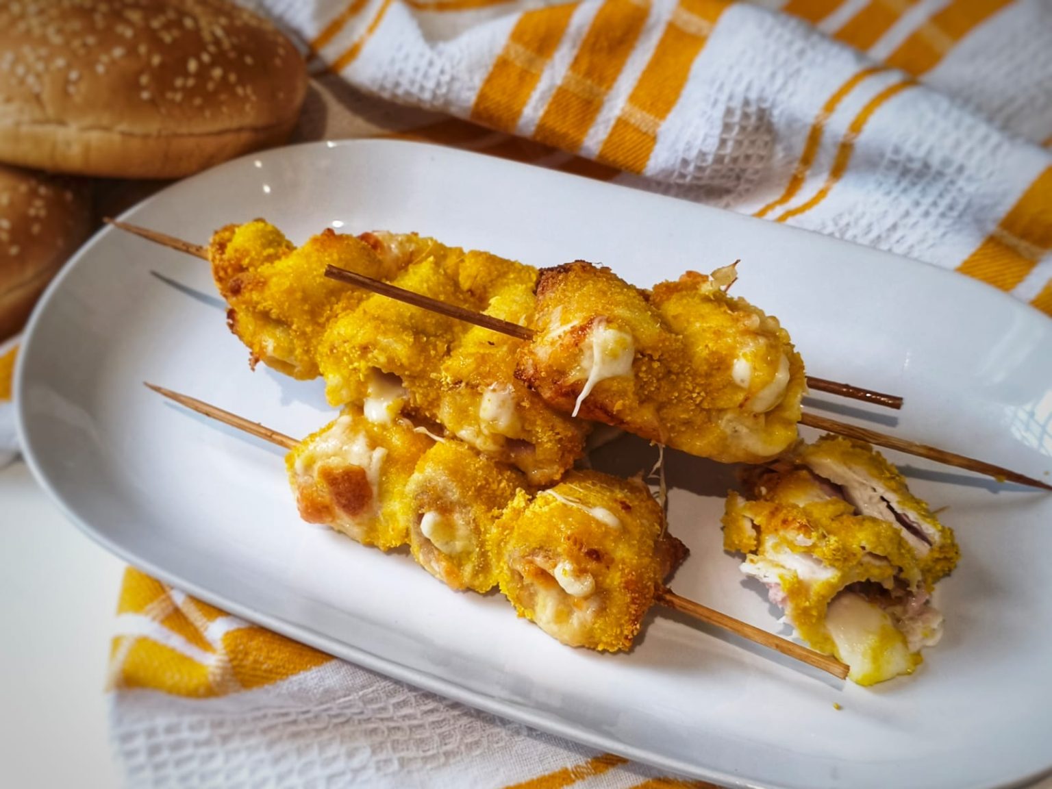 Brochetas de pechuga de pollo con jamón y queso en freidora de aire ...