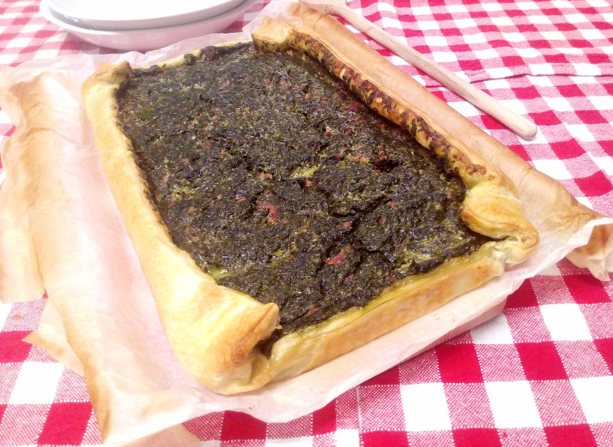 Tarta salada con espinacas y pasta de salchicha - Recetas deliciosas