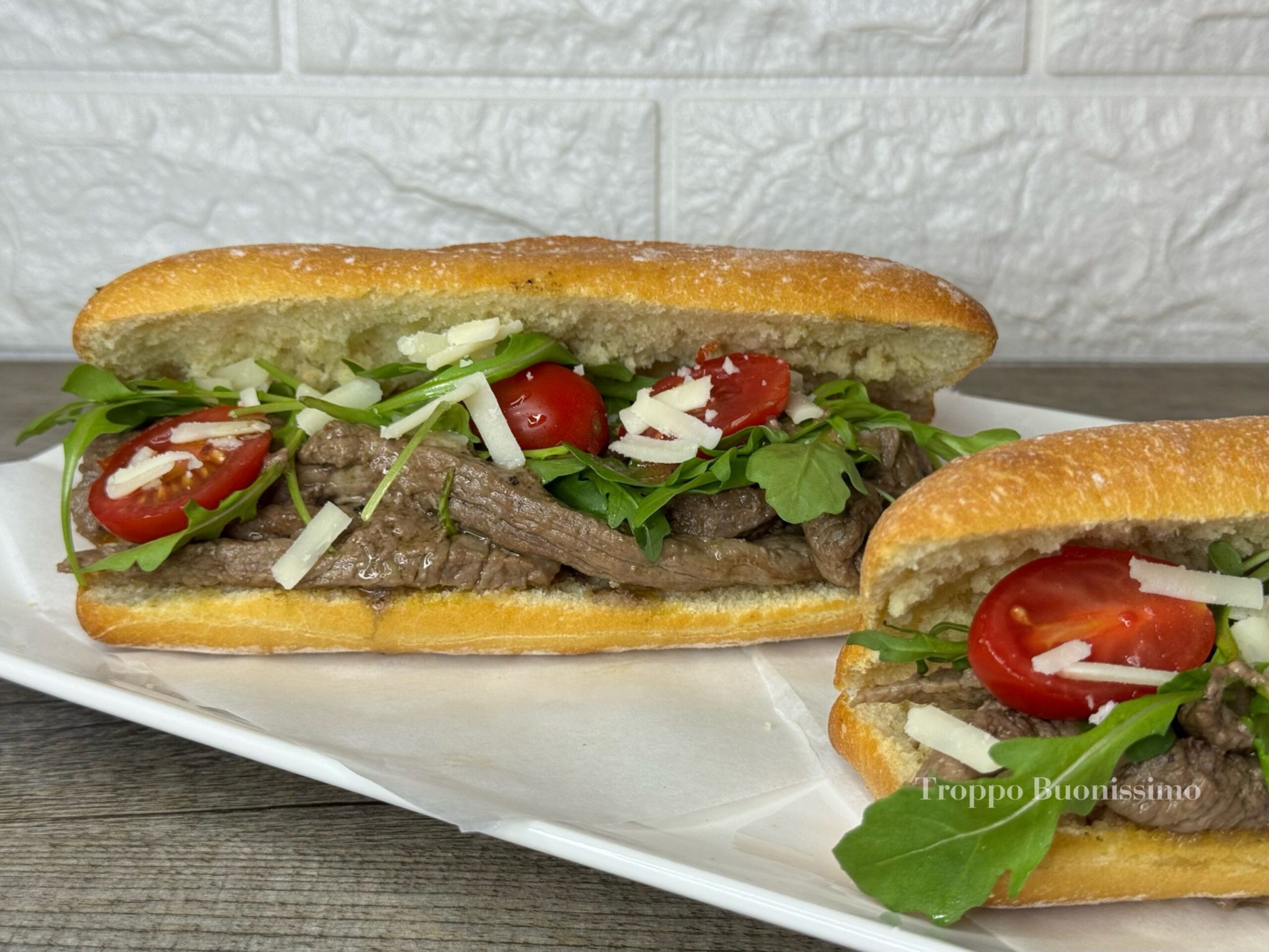 Sanduíches rápidos com tiras de carne, rúcula, tomatinhos e Parmesão ...